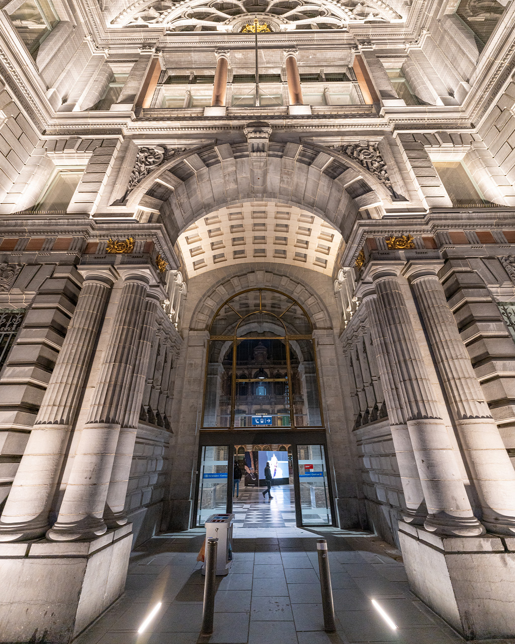 Architekturbeleuchtung unterstreicht die Schönheit des Antwerpener ...